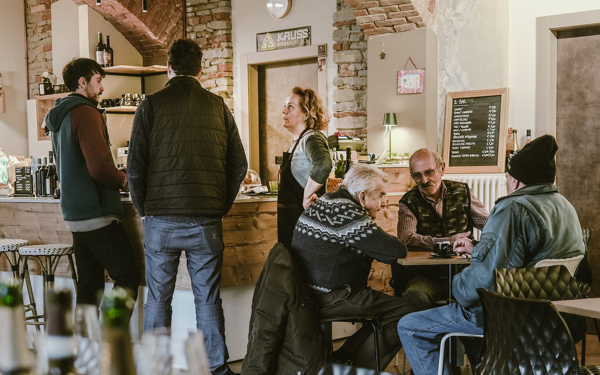 Bottega di Roddino: Weinbar, Kunst und lokaler Treffpunkt