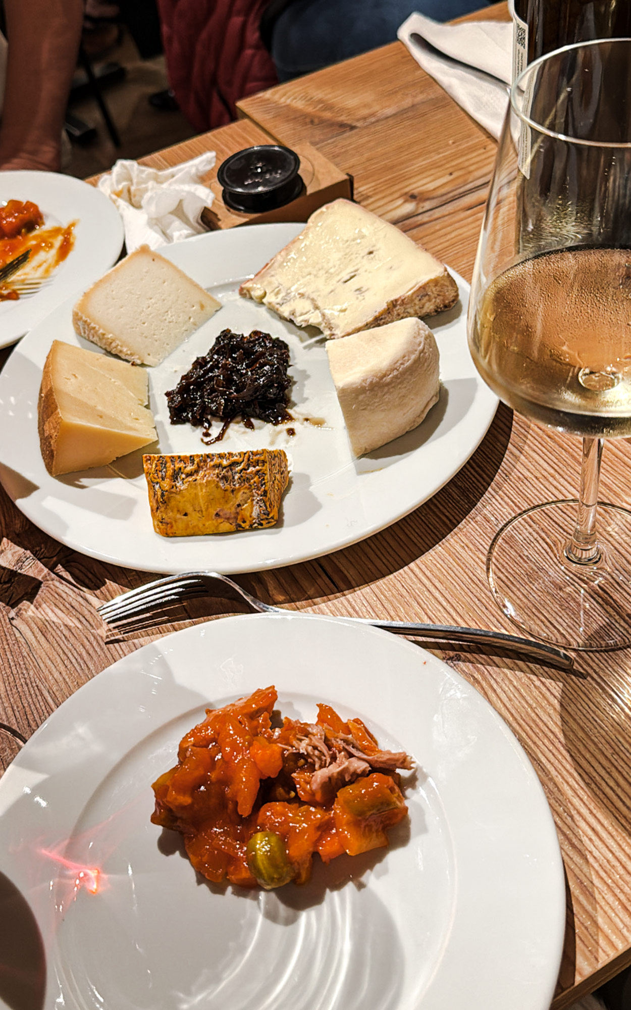 Bottega di Roddino: Weinbar, Kunst und lokaler Treffpunkt