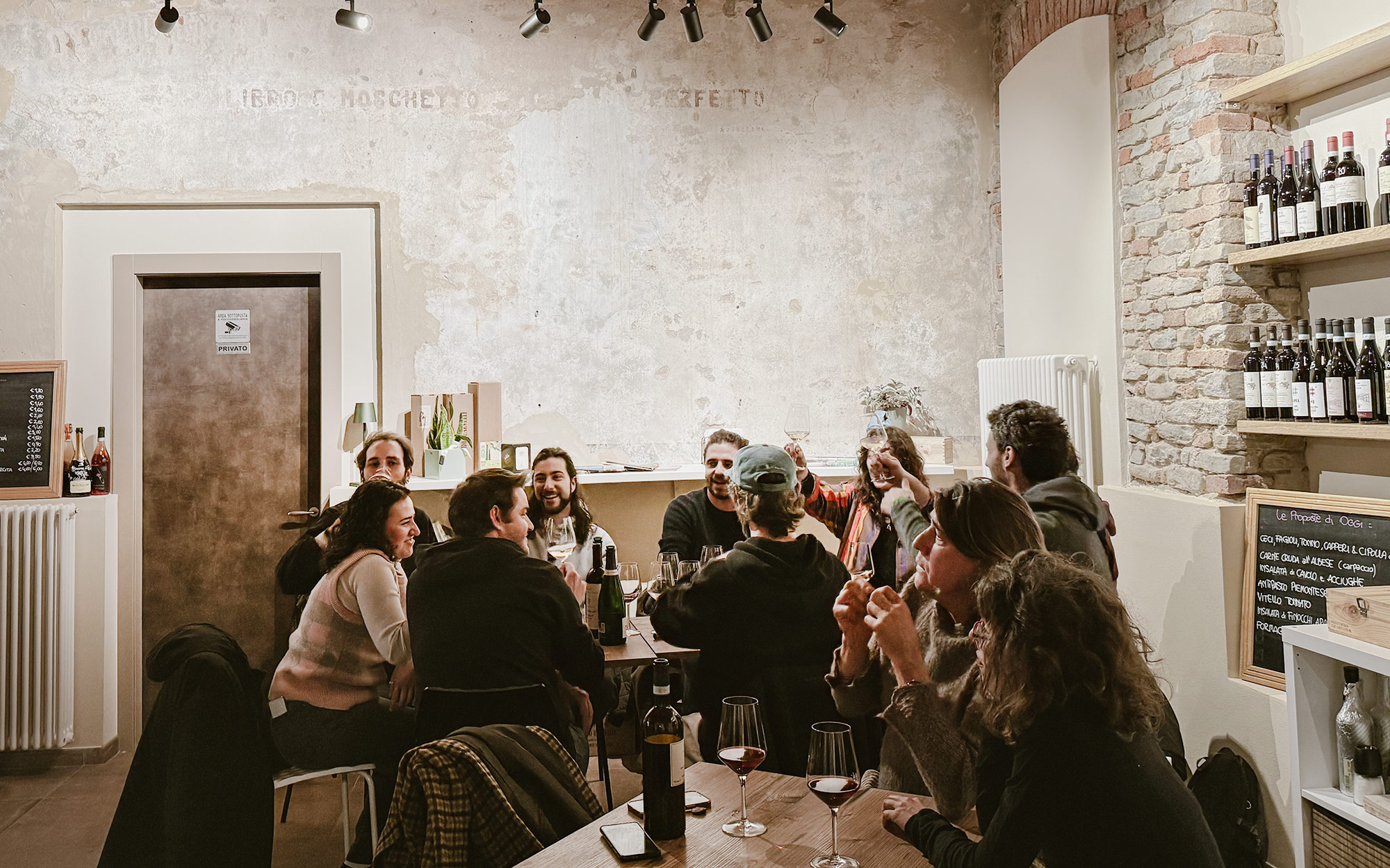 Bottega di Roddino: Weinbar, Kunst und lokaler Treffpunkt